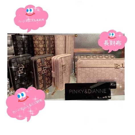 Mia Capanna所沢店 こんにちは👋 ミアカパンナ所沢店のマイです♡♡ きらびやかなロゴブローチと、サルカンに揺れるクリスタルが印象