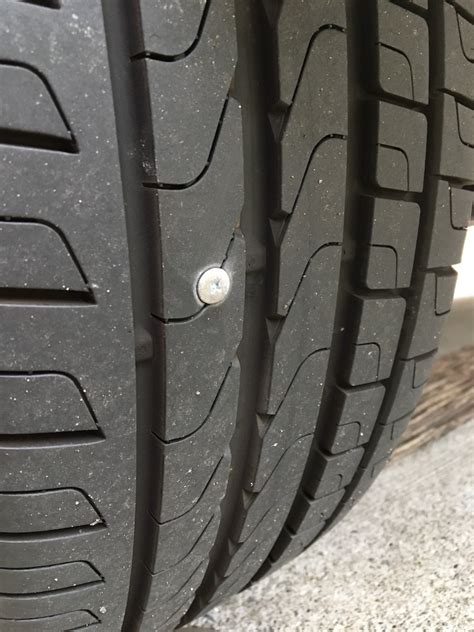 タイヤ 釘 刺さっ た まま