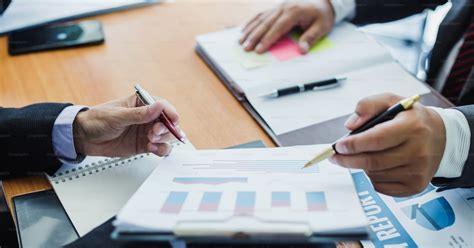 회의에서 그래프 재무 및 투자에 대해 설명하는 비즈니스 사람들의 그룹 사진 Unsplash의 항문 이미지