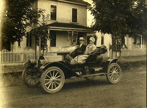 48 Rare Photos Of People With Their Classic Cars From Between The 1900s