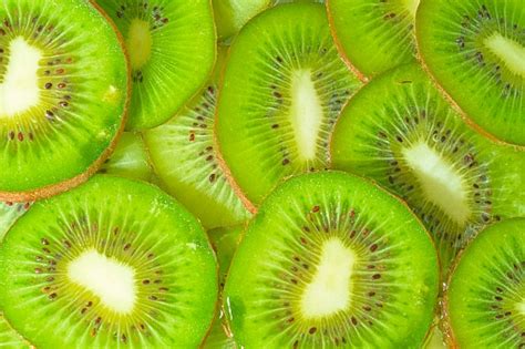 물 배경에서 녹색 키위 과일 조각의 클로즈업 보기 유리 벽에 매크로 거품이 있는 냉각 과일 음료의 질감 플랫 디자인 가로 이미지