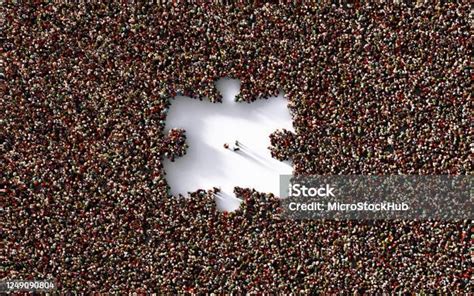 흰색 배경에 인간의 군중에 의해 형성되는 퍼즐 모양의 내부에 서 세 남자 조각그림 맞추기에 대한 스톡 사진 및 기타 이미지 조각그림 맞추기 개념 동업 Istock