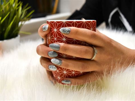 Чи потрібно знімати покриття щоб дати нігтям відпочити