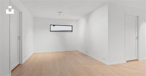 흰 벽과 나무 바닥이 있는 텅 빈 방 사진 Unsplash의 무료 층 이미지