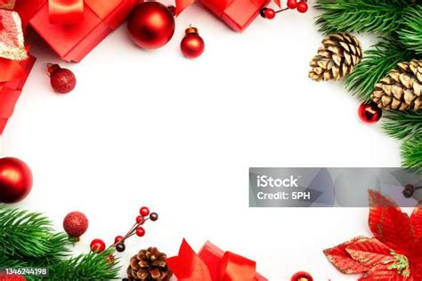 전나무 가지 빨간 선물 상자 크리스마스 공과 축제 장식 흰색 상단 보기 복사 공간 크리스마스와 새해 배경 가문비나무에 대한 스톡 사진 및 기타 이미지 Istock