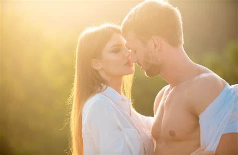 Retrato De Una Encantadora Pareja Enamorada Al Atardecer Joven Novia