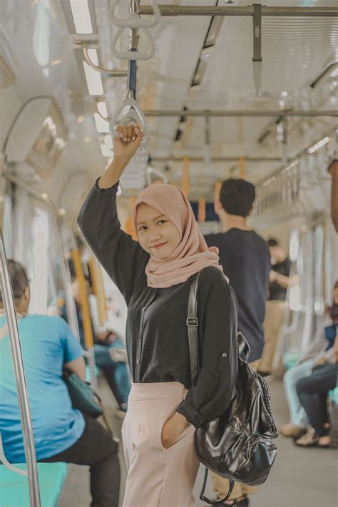 Gadis Baju Petak Dalam Kereta Alicia Hurst