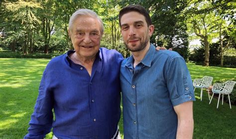 Соросын сангийн үүсгэн байгуулагч Жорж Сорос эзэнт гүрнийхээ удирдлагыг хүүдээ шилжүүлжээ