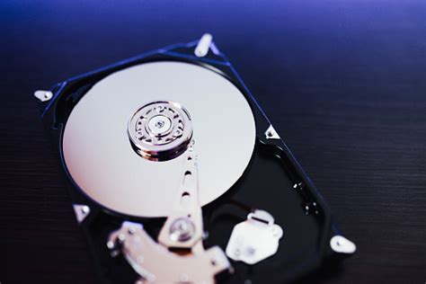 거울 효과와 Hdd 컴퓨터에서 하드 드라이브를 분해 거울 효과와 컴퓨터 하드 디스크에서 하드 드라이브를 열었습니다 컴퓨터 Pc의