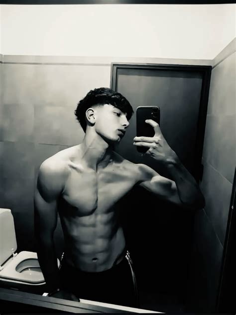 Pin By Mira On Mecs How To Take Photos Male Physique Poses