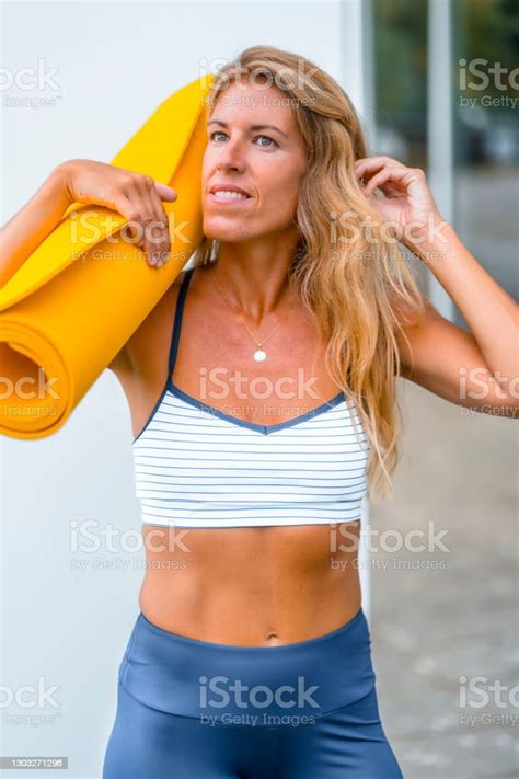 캐주얼 한 옷을 입고 젊은 금발 의 백인 여성과 피트니스 와 요가 세션 흰색 배경에 가리키기에 대한 스톡 사진 및 기타 이미지 가리키기 여성 35 39세 Istock