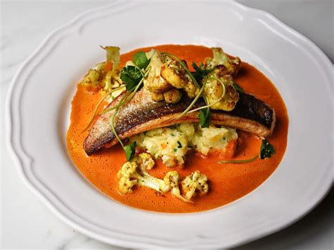 Rode Poon Met Bloemkoolpuree En Bisque Met Vadouvan Dagelijkse Kost