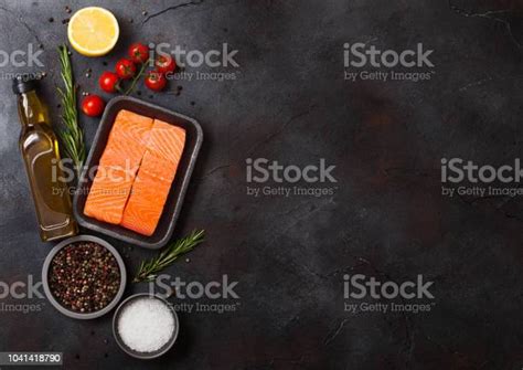 돌 부엌 배경에 레몬 오일 토마토와 신선한 연어 슬라이스 플라스틱 컨테이너 텍스트를 위한 공간 로즈마리에 대한 스톡 사진 및 기타 이미지 Istock