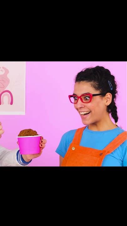 소녀가 동생에게 코카콜라 컵케이크를 사줍니다 Youtube