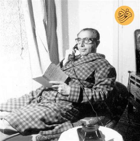 یک عکس یک روایت علی امینی در منزل و در حال مکالمه تلفنی