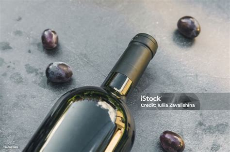 빈티지 다크 스톤 테이블 배경에 레드 와인과 잘 익은 포도 병 텍스트의 맨 위 보기 복사 공간입니다 와인 숍 와인 바 와이너리 또는 와인 시음 개념 0명에 대한 스톡 사진