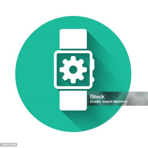 긴 그림자와 고립 된 화이트 스마트 워치 설정 아이콘 스마트 시계 설정 녹색 원 버튼을 클릭 합니다 벡터 일러스트 개념에 대한