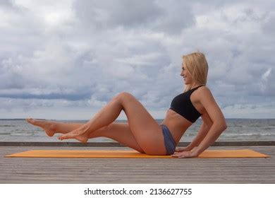 Naked Flexible Woman 2394 Images Photos Et Images Vectorielles De Stock Shutterstock