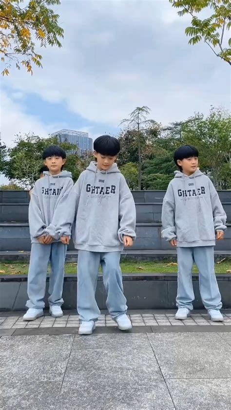 三胞胎兄弟凭借帅气的外形走红，三人一起跳舞十分惊艳三胞胎舞蹈跳舞天之文三兄弟三人组合腾讯视频