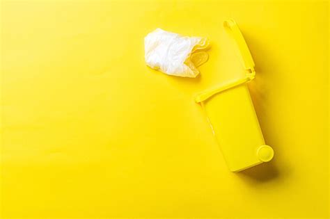 쓰레기 재활용 쓰레기 쓰레기를 폐기하고 환경을 절약하기 위해 용기를 보관하십시오 노란색 배경에 고립 된 플라스틱 쓰레기를 재활용하기위한 황색 쓰레기통 4가지 개체에 대한