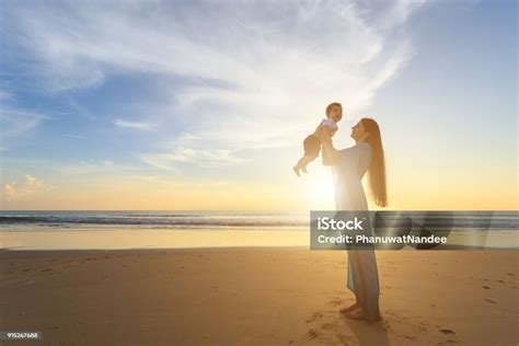 일몰 시간에 해변에서 그녀의 아들과 함께 재생 하는 어머니 야외 및 친절 한 가족 개념 가족에 대한 스톡 사진 및 기타 이미지 가족 남성 낮 Istock
