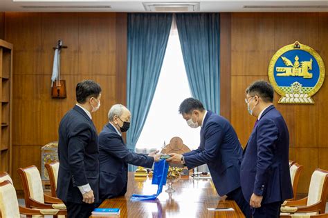 Монгол Улсын Ерөнхийлөгч У Хүрэлсүхэд Үндсэн хуулийн цэцийн дарга Н Чинбат бараалхлаа Монгол