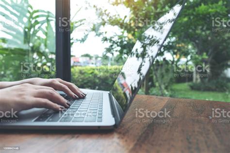 녹색 자연 배경으로 나무 테이블에 노트북 키보드에 입력 하 고 비즈니스 여자의 손의 근접 촬영 이미지 개념에 대한 스톡 사진 및 기타 이미지 Istock