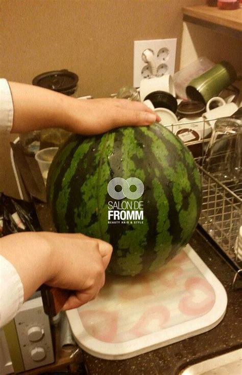헤어스타일 살롱드프롬 제철 과일을 활용한 주말 서비스 큰 수박 한통을 잘라서 스틱형으로 만들어서