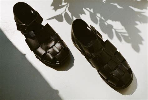 Сандалии клоги и плетеные черевички для первых летних вечеринок на балконе и на даче