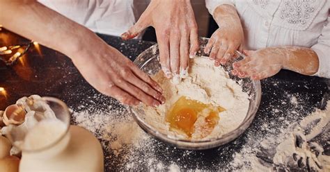 부엌에서 음식을 준비하고 즐거운 시간을 보내는 여동생과 함께 형제의 모습을 닫습니다 사진 Unsplash의 가루 이미지