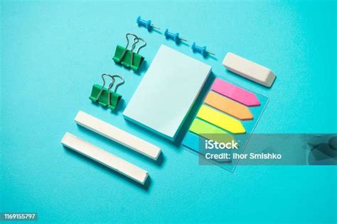 분필 스티커 바인더 지우개 및 핀으로 등각 투영됩니다 사무실과 다시 학교 Cocnept 플랫 레이 브랜딩 모의 문구 공간을 복사합니다 맨 위 보기 학용품 0명에 대한 스톡