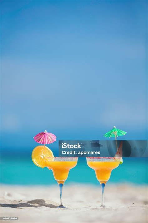 카리브해 섬 청록색 해변에서 모래에 열 대 과일 칵테일 음료 마실 것에 대한 스톡 사진 및 기타 이미지 마실 것 해변 0명 Istock