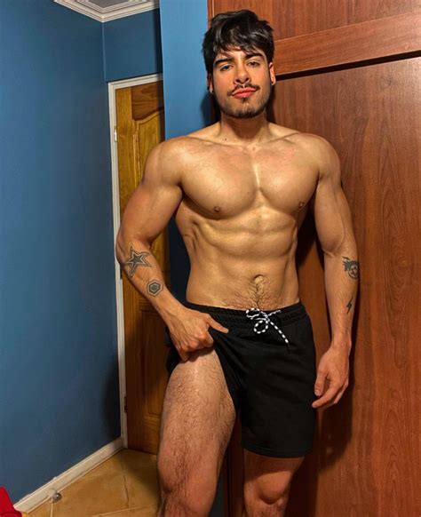 Flexing R Clothedmuscle