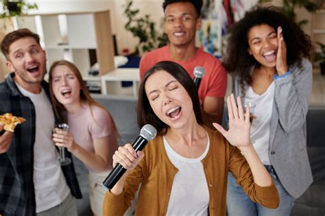 Batu Karaoke Gadis Muda Asia Yang Menarik Memegang Mikrofon Dan