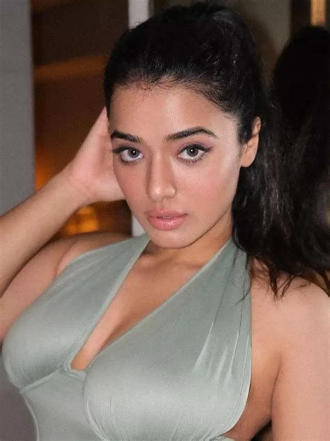 కేతికాని అలా చూసి వామ్మో వాయ్యో అంటున్న నెటిజన్లు Telugusamayam