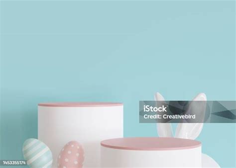 부활절 달걀 토끼 귀 파란색 배경에 복사 공간이 있는 두 개의 연단 제품 화장품 프리젠 테이션을위한 무대 부활절 모형 받침대 플랫폼 빈 장면 디스플레이 쇼케이스 3d 렌더링