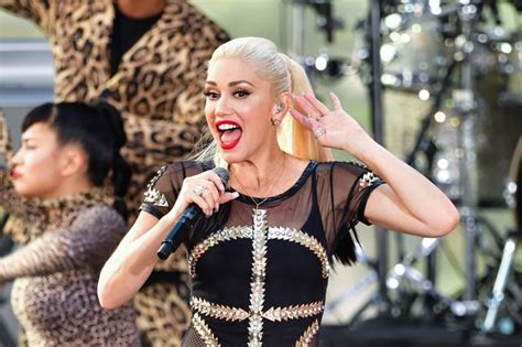Gwen Stefani La Biografia Dellartista Harpers Bazaar