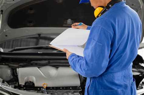 자동차 정비사 유지 클립 보드 체크리스트 정비사 모형 빈 클립 보드 차고에있는 자동차 수리 기계에 대한 체크리스트를하는 기술자 45 49세에 대한 스톡 사진 및 기타 이미지