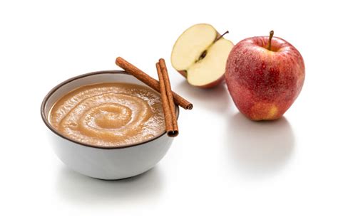 사과 소스 또는 사과 퓌레 콤포트 수제 와 생 빨간 사과 에 화이트 0명에 대한 스톡 사진 및 기타 이미지 0명 개체 그룹