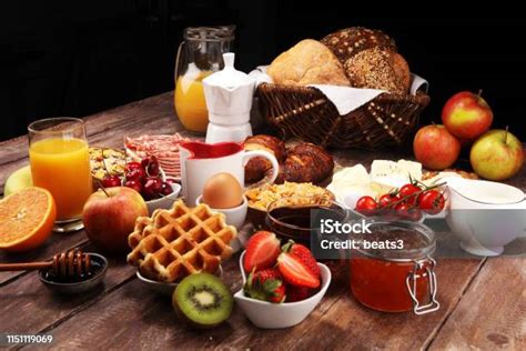 조식은 커피 오렌지 주스 크루아상 및 딸기 잼 및 차와 함께 제공 됩니다 아침 식사 테이블 고급 호텔에 대한 스톡 사진 및 기타