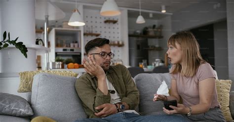 남자 친구와 여자 친구가 소파에서 말다툼을하고 있습니다 화난 여자가 남자친구에게 소리를 지르고 있다 사진 Unsplash의 세르비아 이미지