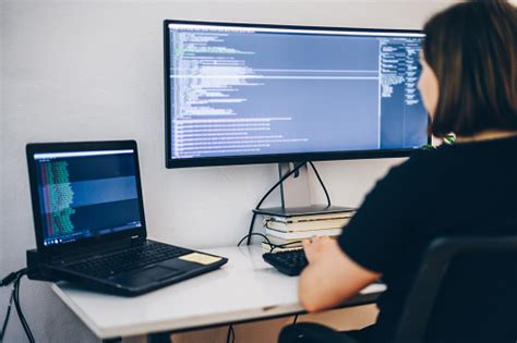 집에서 데스크톱 컴퓨터에서 코드를 배우는 소녀 스톡 사진 Stem 주제에 대한 스톡 사진 및 기타 이미지 Stem 주제 가정의 방 개발 Istock