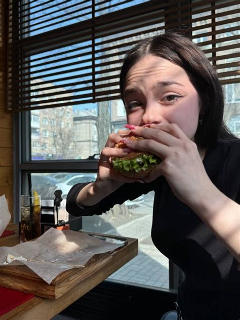 Создать мем девушка с едой еда и женщина с Картинки Meme