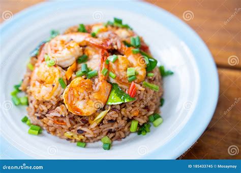 Khao Pad Tom Yum Goong Spicy Arroz Frito Con Gambas Imagen De Archivo