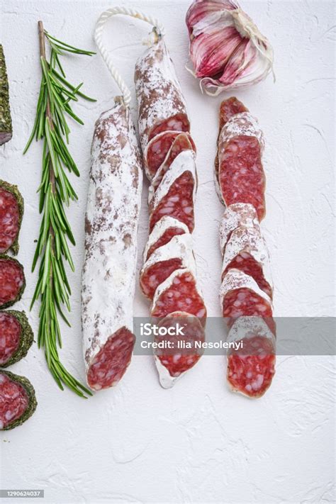 건조 한 경화 푸에트와 초리조살라미 소시지의 다양한 전체 와 흰색 질감 배경에 슬라이스 0명에 대한 스톡 사진 및 기타 이미지 0명 건조한 고기 Istock