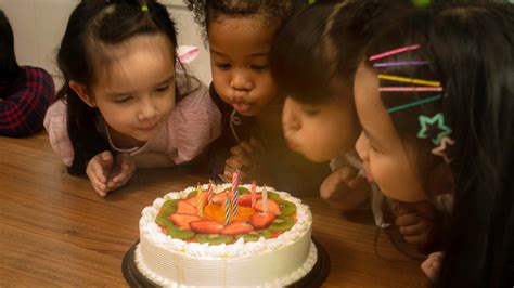 생일 축 하 어린이 생일 파티에 촛불을 불고 아이 친구의 그룹은 Hbd 케이크를 불고 있다 우정에 대한 스톡 사진 및 기타 이미지 Istock