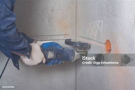 작업자가 전기 콘센트에 전기 케이블을 놓기 위해 분쇄기로 벽의 구멍을 잘라 강철에 대한 스톡 사진 및 기타 이미지 강철