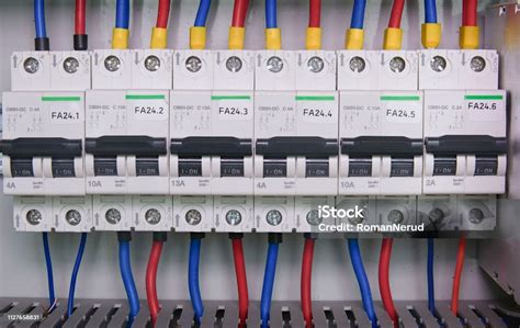 이미지 제어 칸막이 보여줍니다 파워 케이스 내부 전기 장치 회로 차단기 배전반에 대한 스톡 사진 및 기타 이미지 배전반 전자 부품 퓨즈 Istock