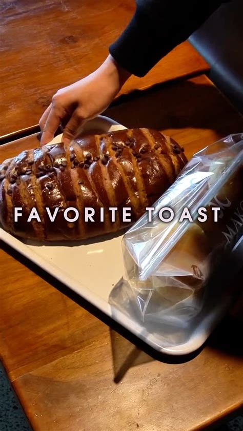 Mako Cake And Bakery Celebrate The Magic Of The Season With Makos Strawberry Choco Cake 🍓 The