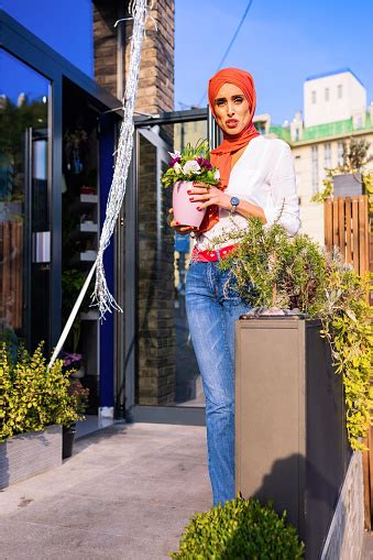 중소기업 꽃 가게에 초점을 맞춘 무슬림 중간 성인 여성 꽃집 꽃 디자인 스튜디오 장식및 준비를합니다 꽃 배달 주문 만들기 35 39세에 대한 스톡 사진 및 기타 이미지